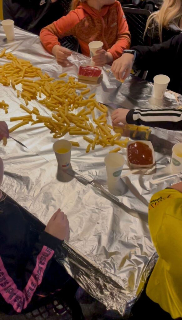 Gezellige friettafel groot succes - Dalto/Klaverblad Verzekeringen ...